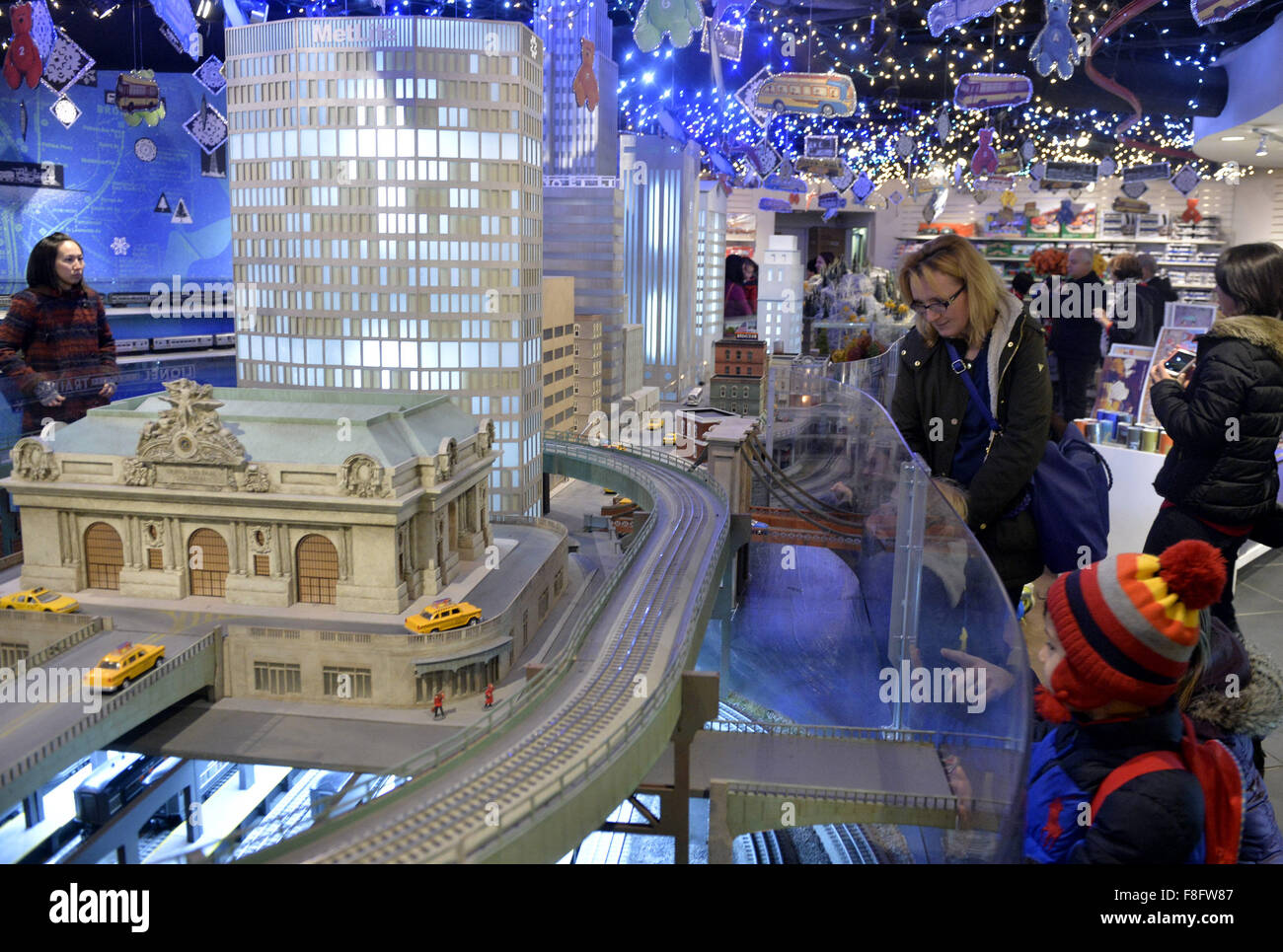 New York, USA. 9. Dezember 2015. Besucher sehen eine Modelleisenbahn ...