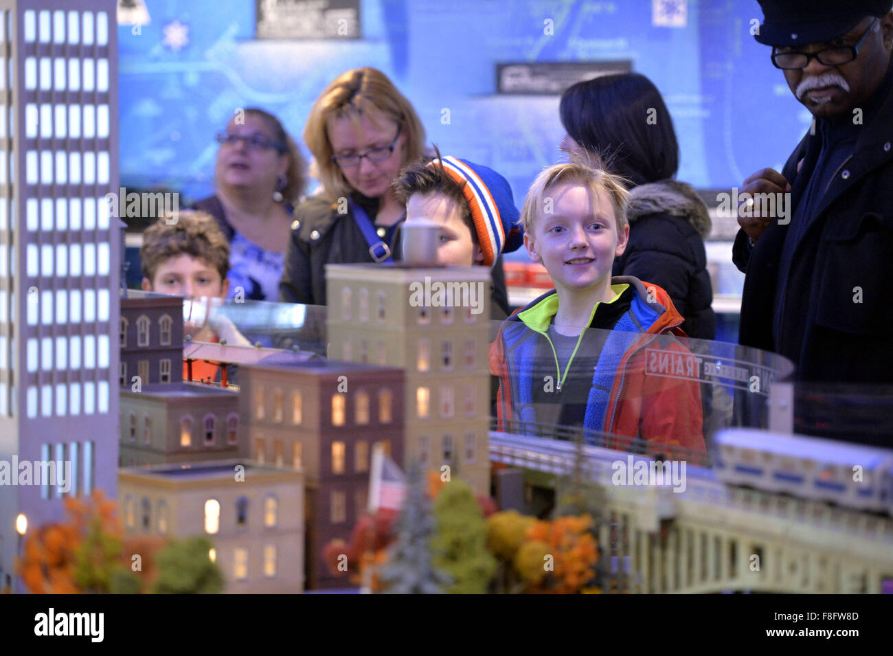 New York, USA. 9. Dezember 2015. Besucher sehen eine Modelleisenbahn ...