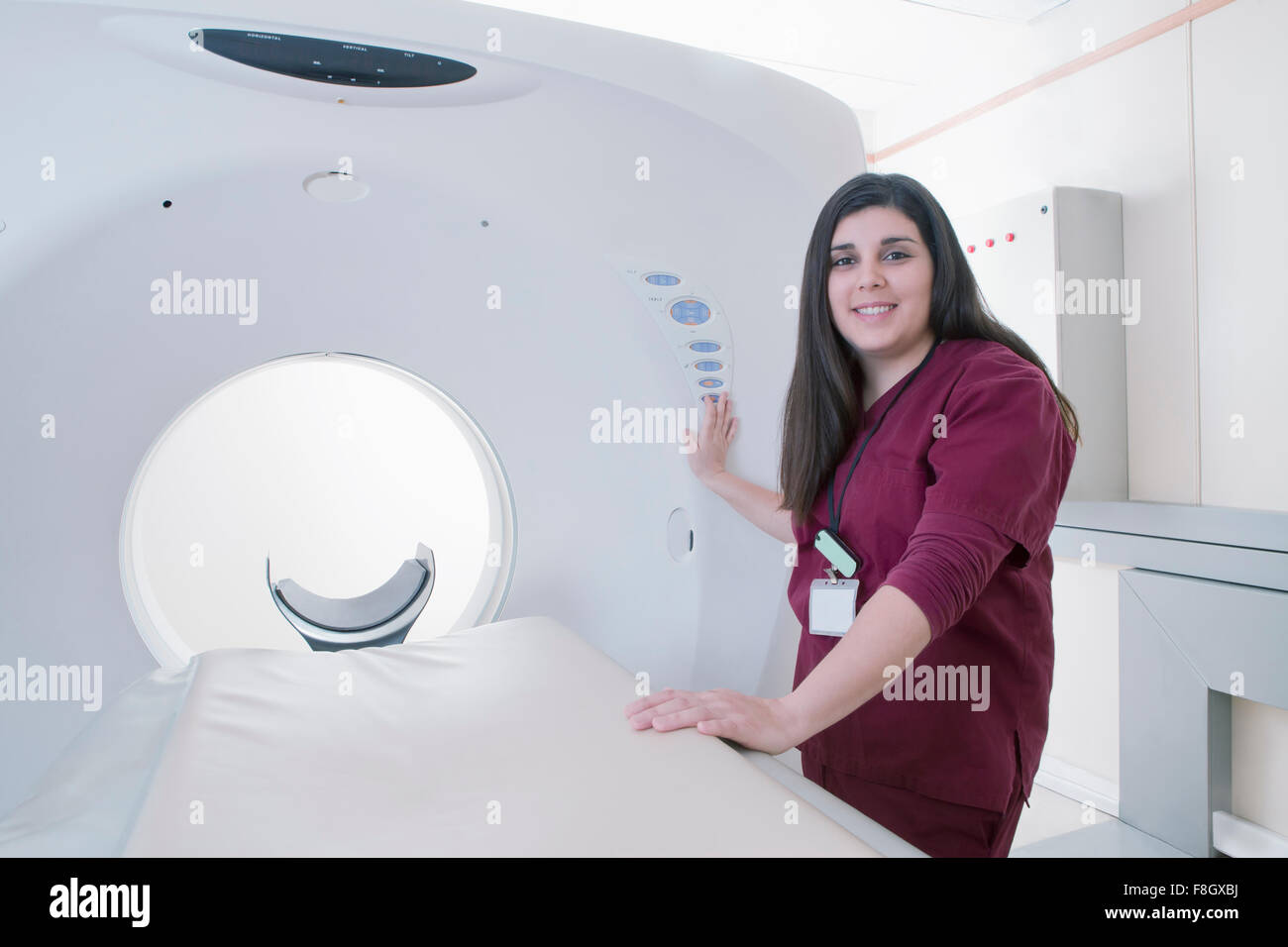 Techniker, der einen mri scanner betreibt -Fotos und -Bildmaterial in ...