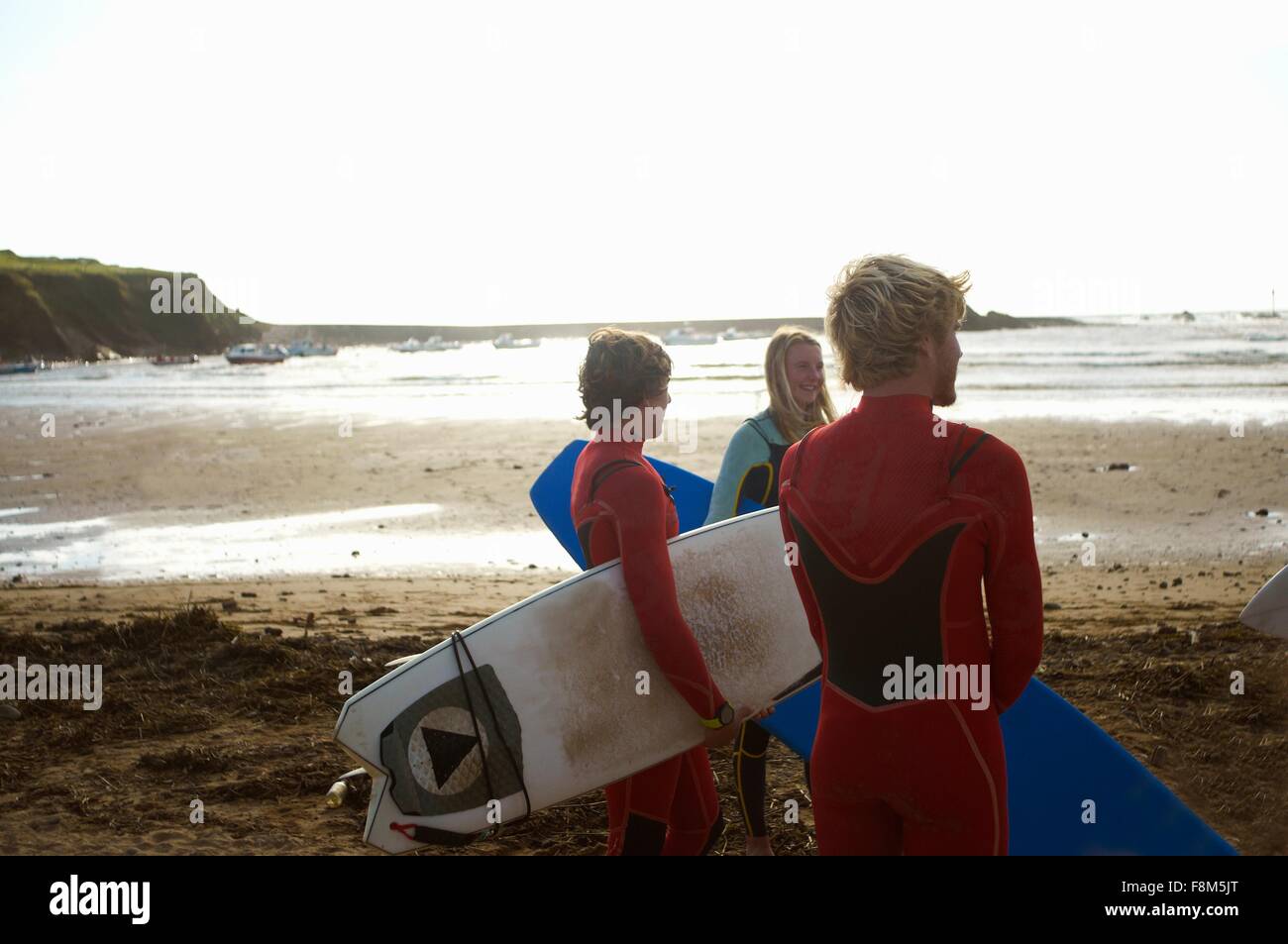 Gruppe von Surfern am Strand stehen, halten Sie Surfbretter ...