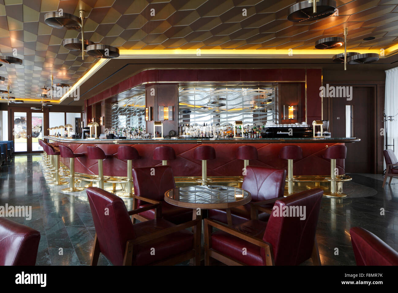 Vier rote Ledersessel an einem runden Tisch in der Bar Lang. Moderne ...