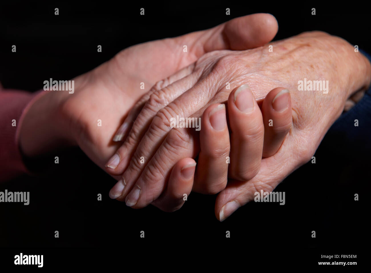 Woman reaching helping hand -Fotos und -Bildmaterial in hoher Auflösung ...