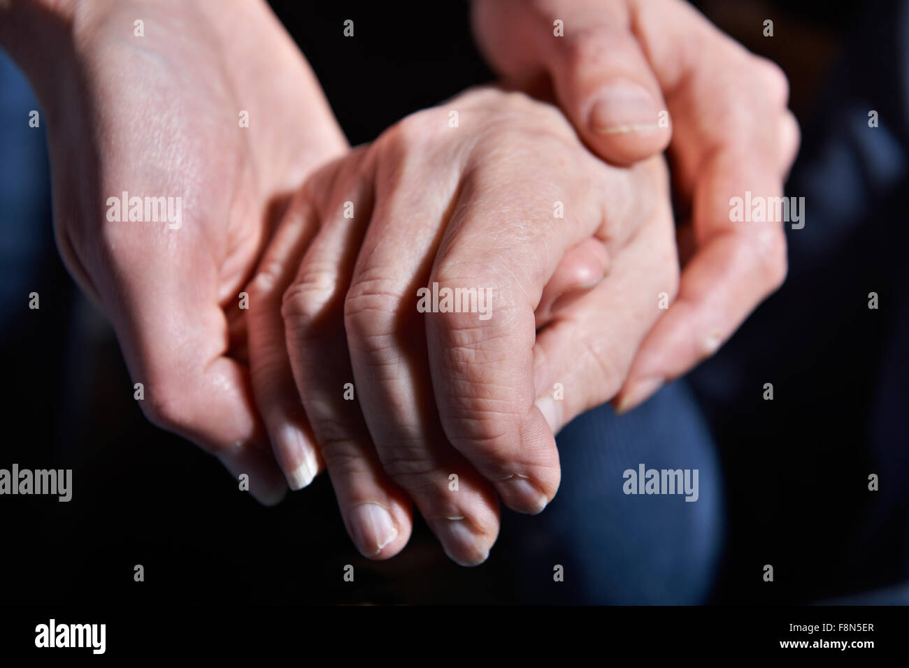 Woman reaching helping hand -Fotos und -Bildmaterial in hoher Auflösung ...