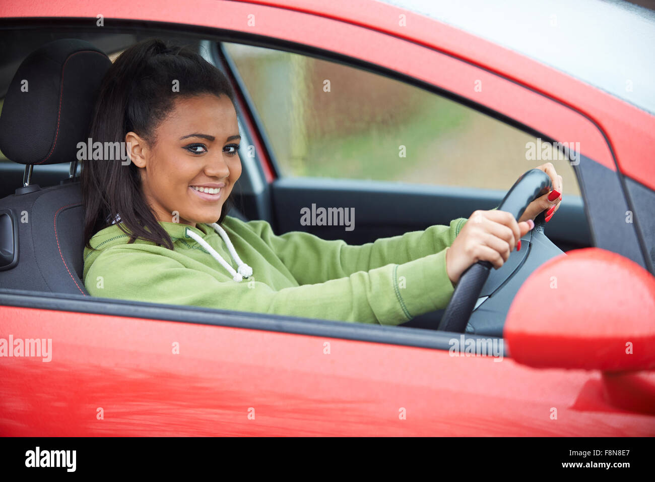 Sitting in car -Fotos und -Bildmaterial in hoher Auflösung – Alamy