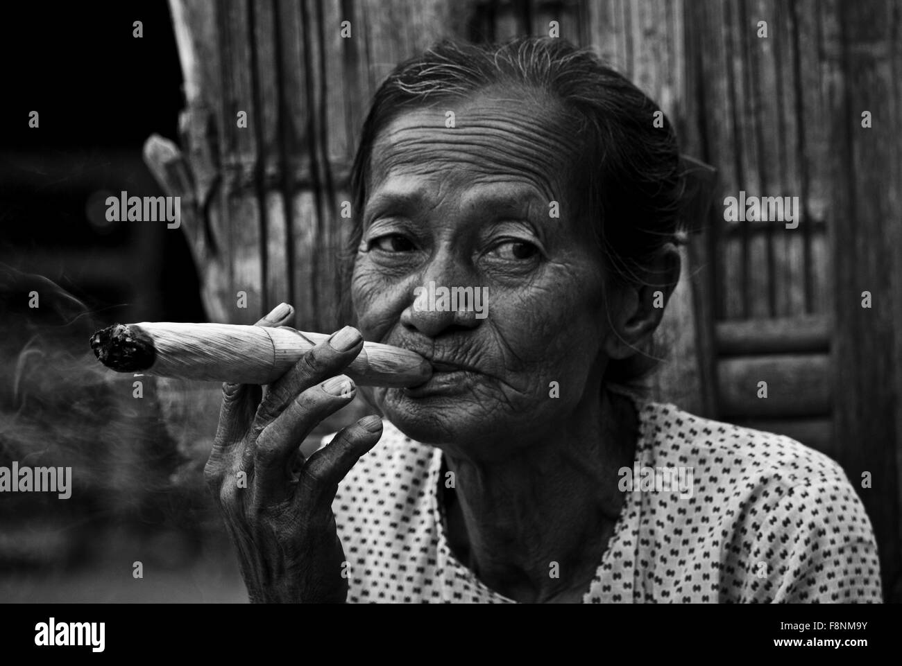 Alte frau mit zigarre Schwarzweiß-Stockfotos und -bilder - Alamy