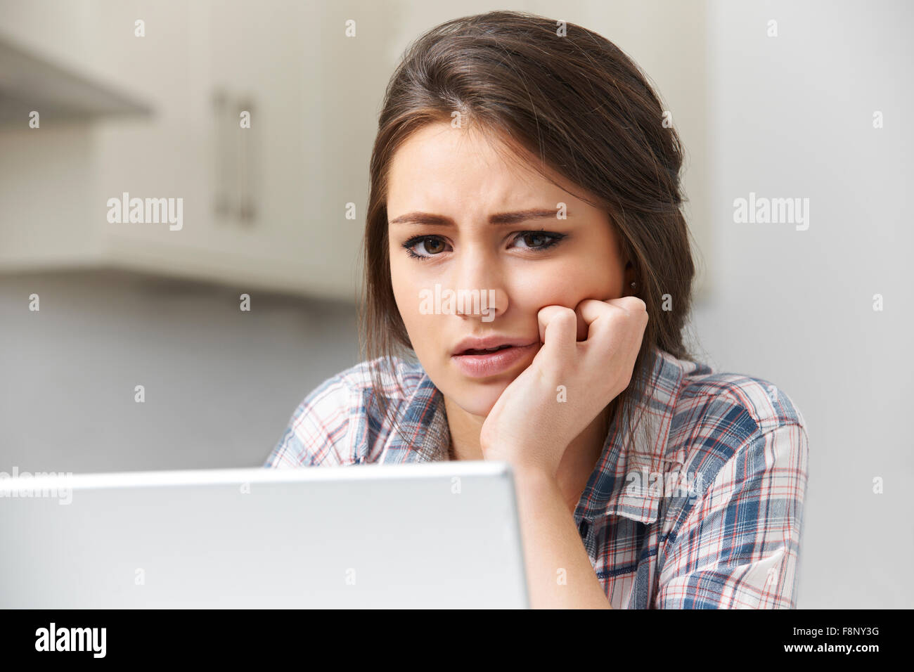 Teenage girl computer -Fotos und -Bildmaterial in hoher Auflösung – Alamy