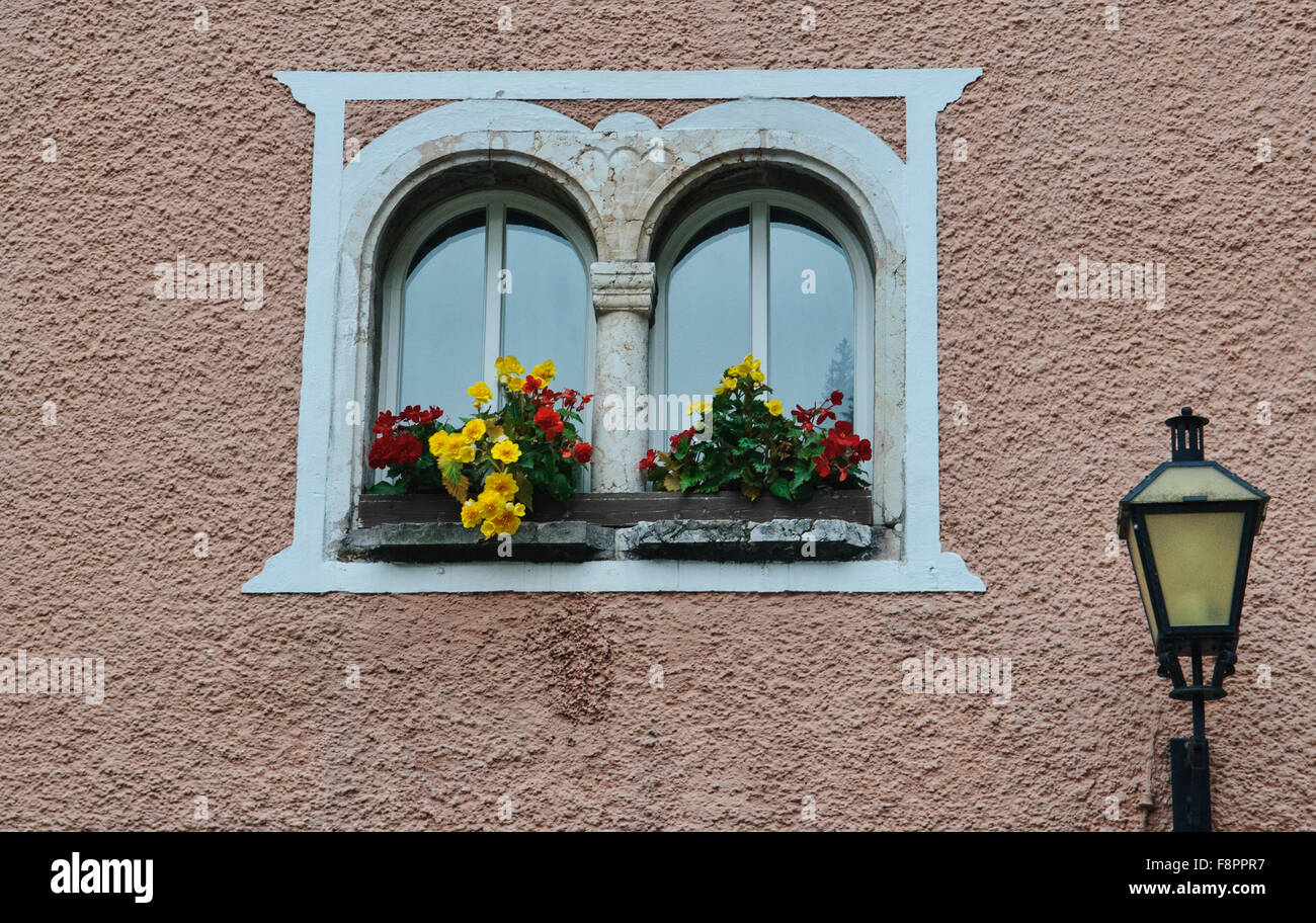Fenster-Design am Marktplatz Dorfplatz in Hallstatt, Salzkammergut ...