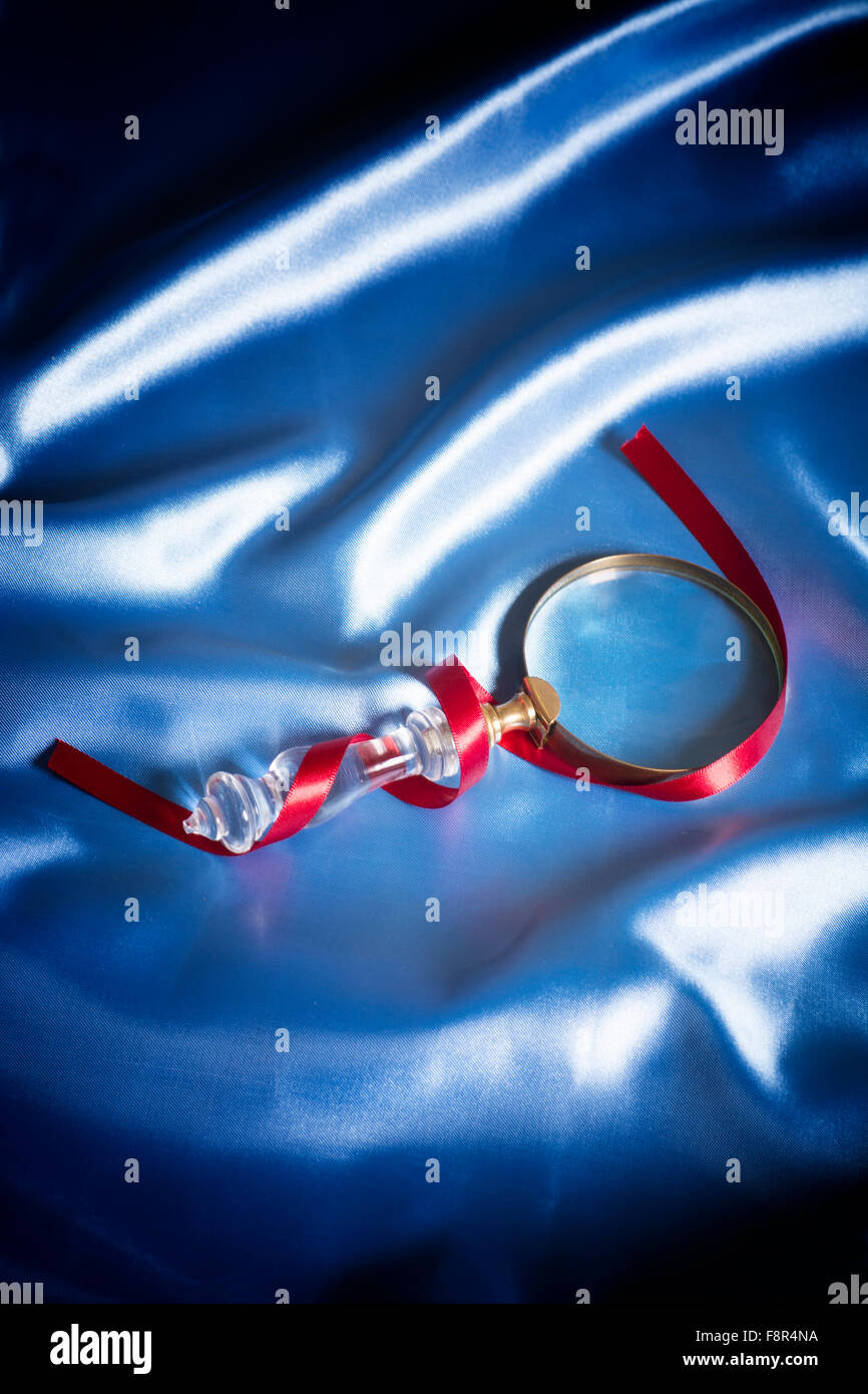 Blaues satiniertes glas -Fotos und -Bildmaterial in hoher Auflösung – Alamy