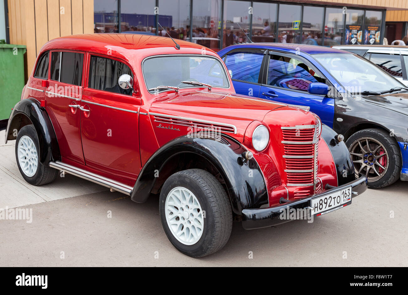 Vintage sowjetischen Automobil Moskwitsch-401 in der historischen Mitte ...