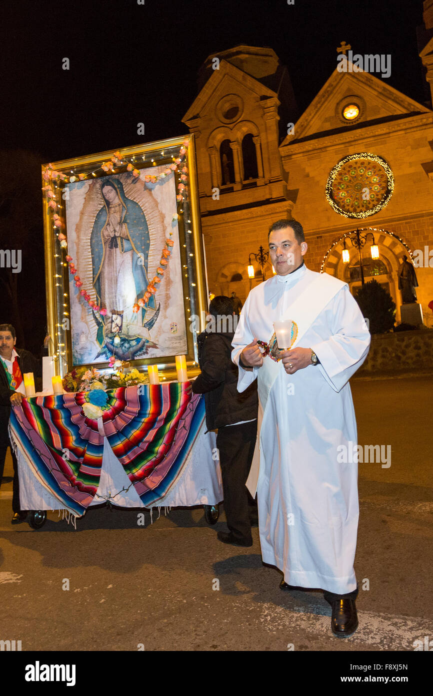 Santa Fe, New Mexico, USA. 11. Dezember 2015. Ein katholischer Priester ...