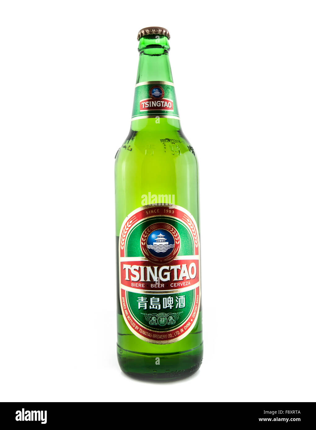 640ml Flasche Tsingtao Bier auf weißem Hintergrund, Tsingtao Bier kommt ...