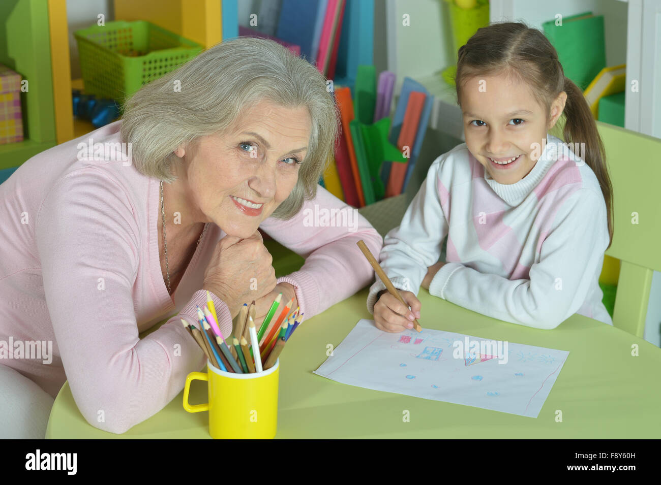 Oma mit Enkelin zusammen zeichnen Stockfotografie - Alamy