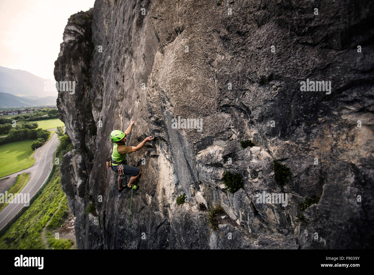 Kletterer Vorstieg in einer Felswand, Martinswand, Zirl, Tirol ...