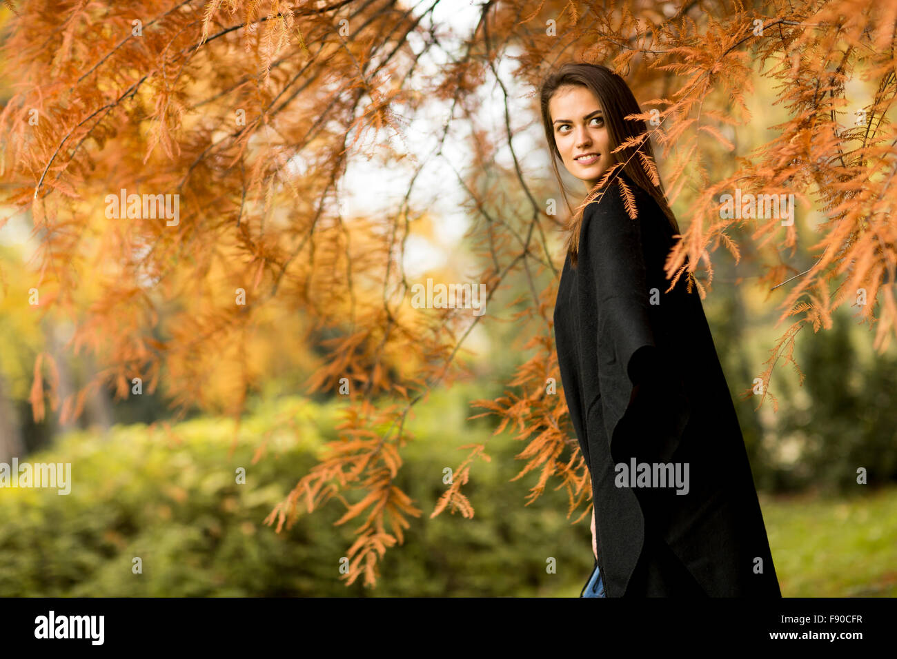 Hübsche junge Frau im Herbst park Stockfotografie - Alamy