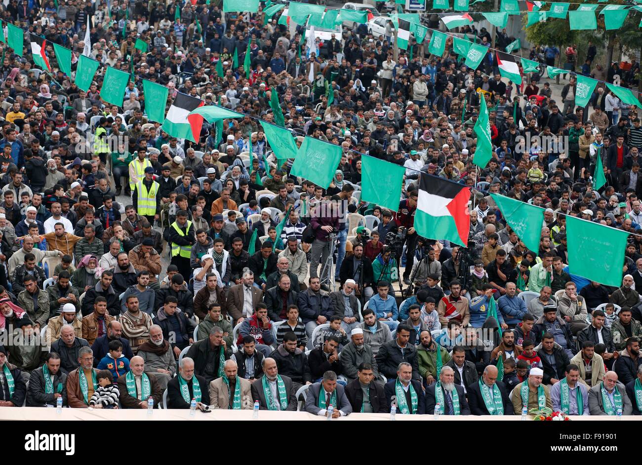 Gaza, Palästina. 11. Dezember 2015. Tausende von Hamas-Anhängern in der ...