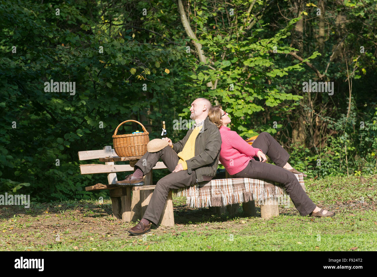 Alter mann auf der bank -Fotos und -Bildmaterial in hoher Auflösung – Alamy