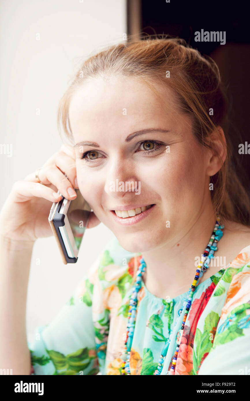 Frau Am Handy Stockfotos und -bilder Kaufen - Alamy