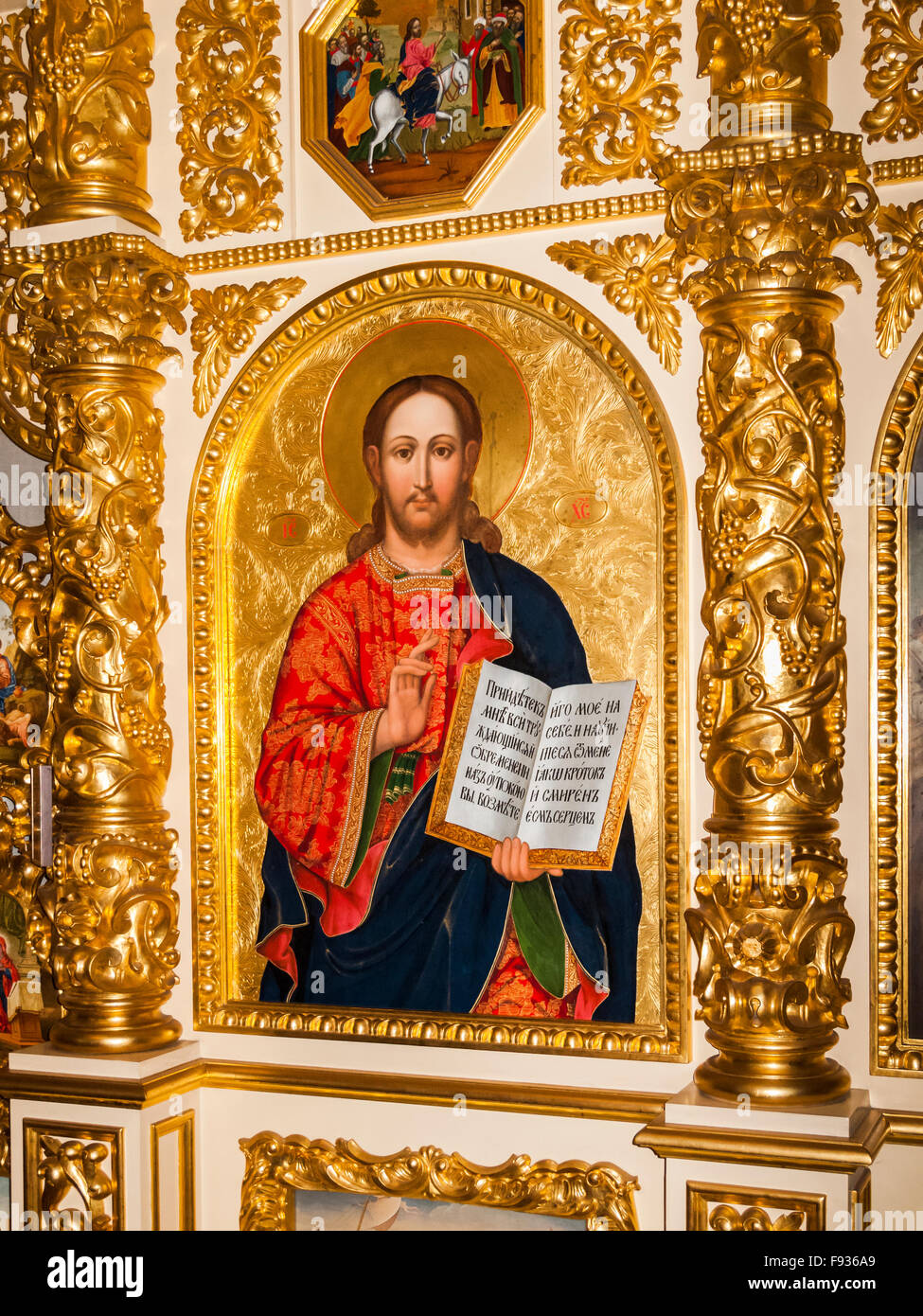 Typische bunte, gold fertigen Symbole in einer Kirche in Podil, Kiew ...