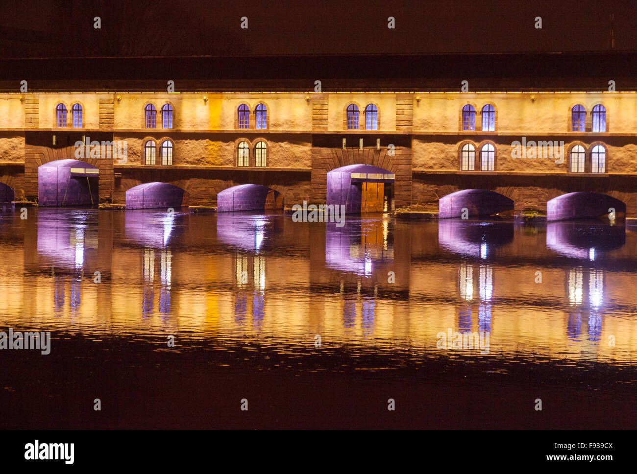 Die Barrage Vauban auf der Fluss Ill in der Nacht, Straßburg ...