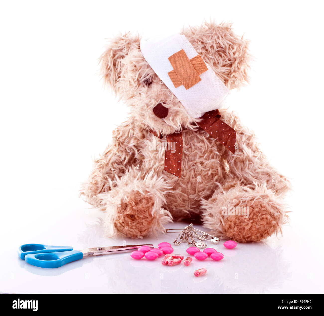 Teddy bear bandage -Fotos und -Bildmaterial in hoher Auflösung – Alamy