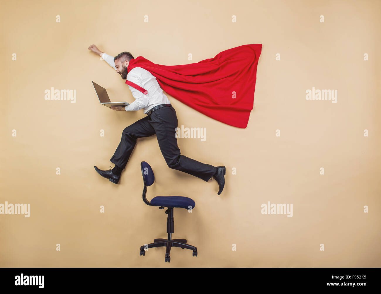 Manager mit Mantel von Superman. Superhelden im Studio Stockfotografie ...