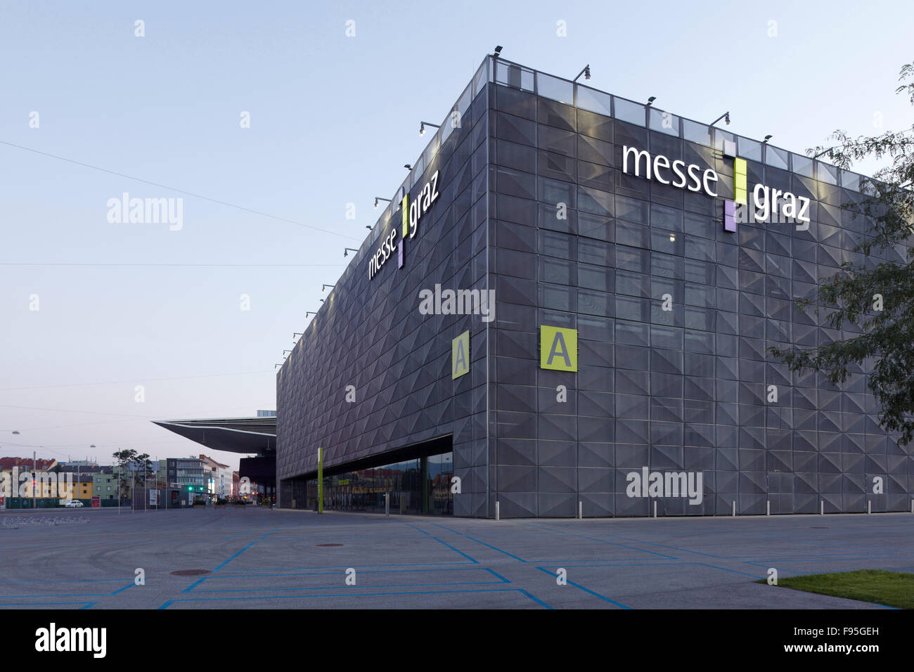 Messe halle menschen -Fotos und -Bildmaterial in hoher Auflösung – Alamy