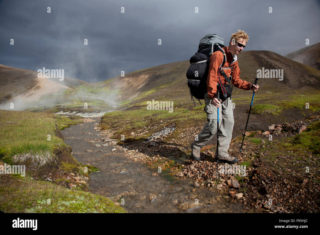 Menschen wandern durch heiße Quellen in Island Stockfotografie - Alamy