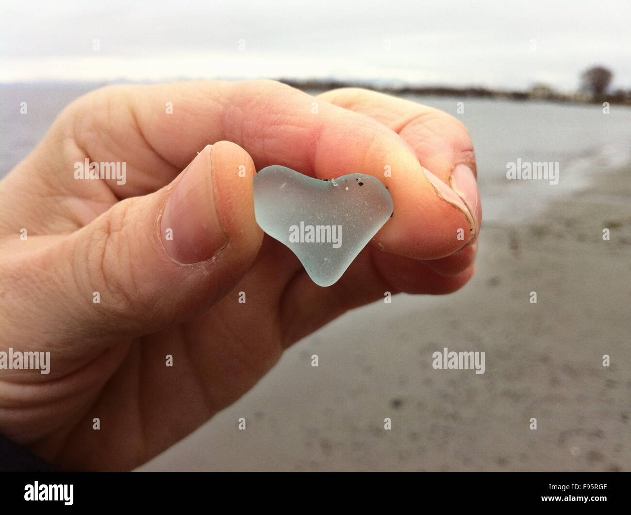 Hand ins glas -Fotos und -Bildmaterial in hoher Auflösung – Alamy
