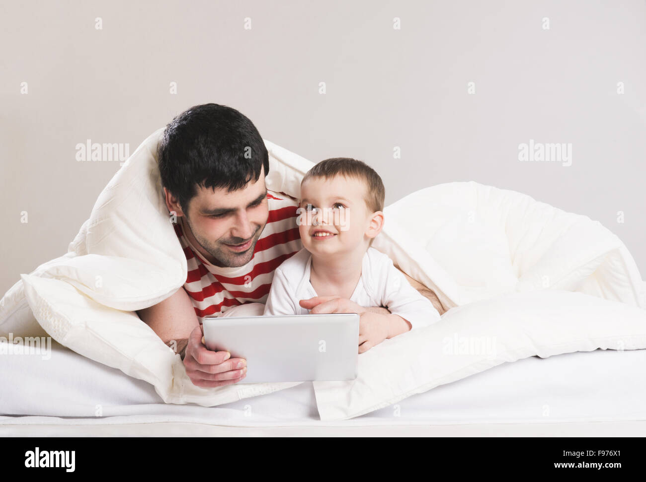 Sohn und papa kuscheln im bett -Fotos und -Bildmaterial in hoher Auflösung - Seite 2 - Alamy