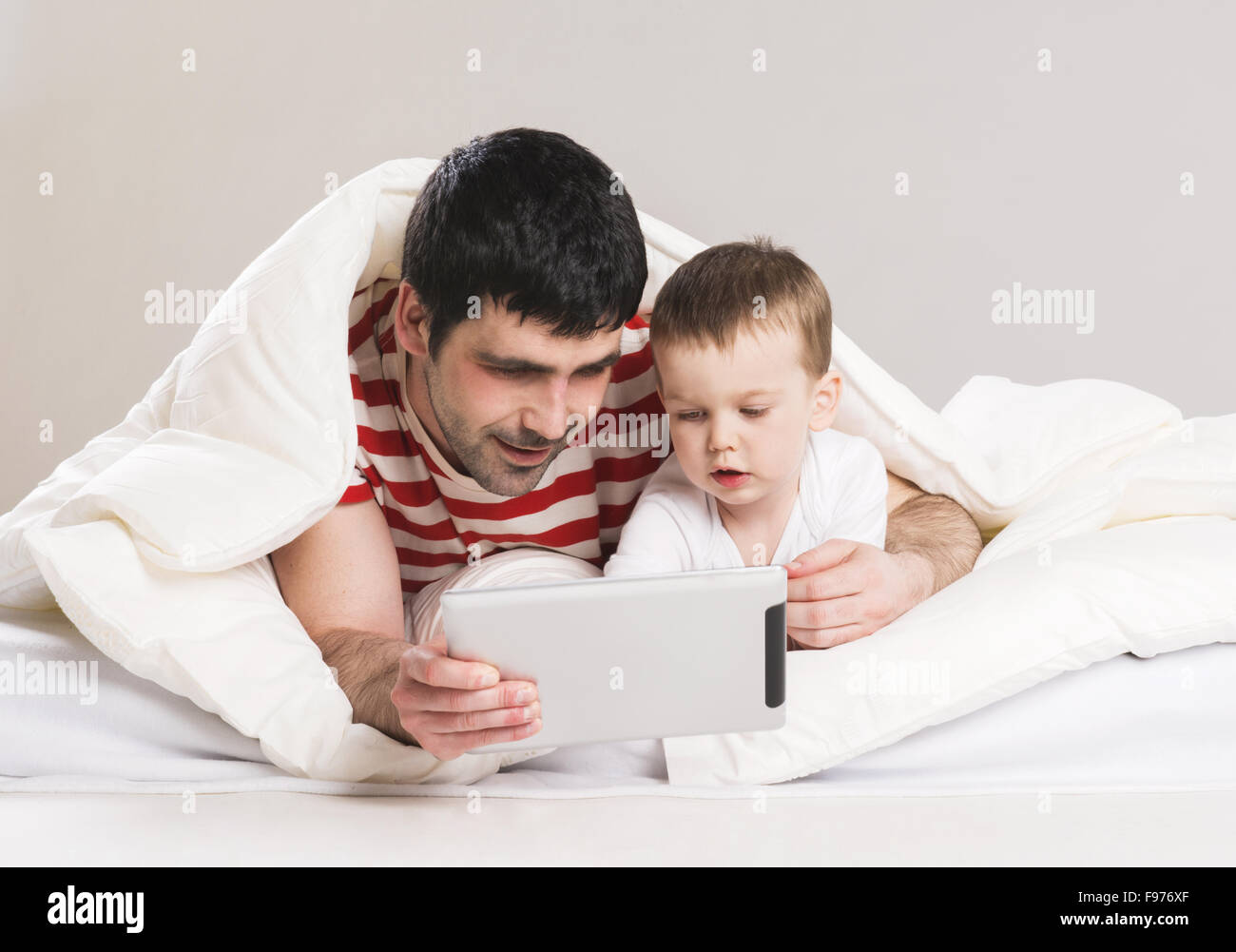 Sohn und papa kuscheln im bett -Fotos und -Bildmaterial in hoher Auflösung - Seite 2 - Alamy