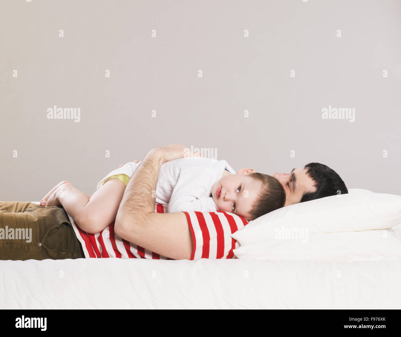 Sohn und papa kuscheln im bett -Fotos und -Bildmaterial in hoher Auflösung – Alamy