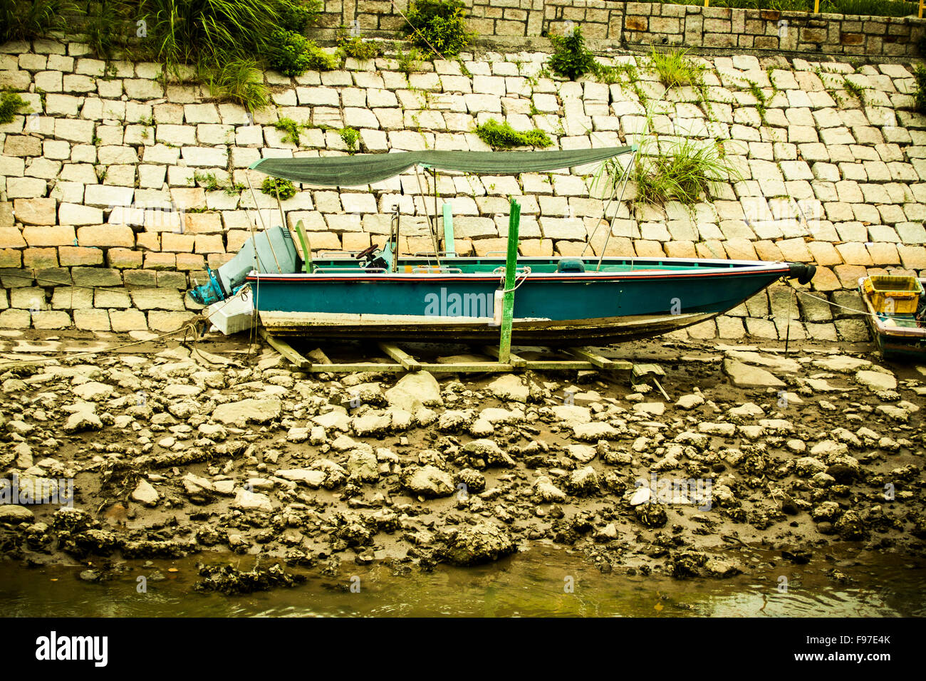 Auf einem boot sitzen -Fotos und -Bildmaterial in hoher Auflösung – Alamy