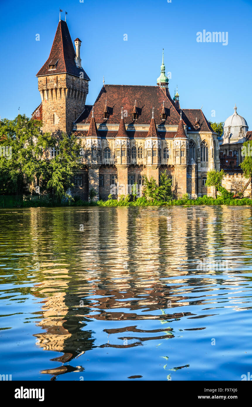 Budapest, Ungarn. Landschaft mit Wasserreflexion der Vajdahunyad-Burg ...