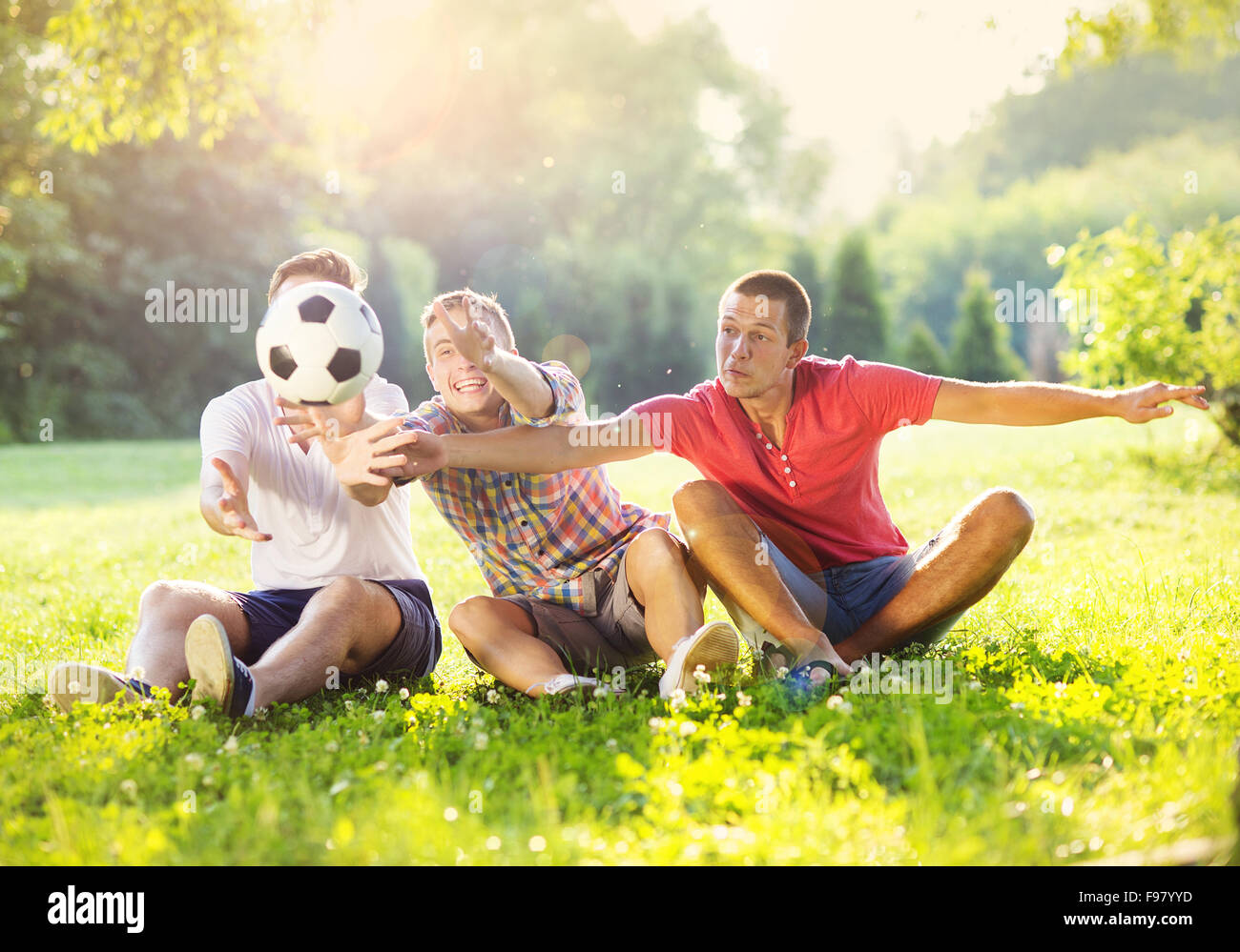 Drei freunde sitzen im park -Fotos und -Bildmaterial in hoher Auflösung ...