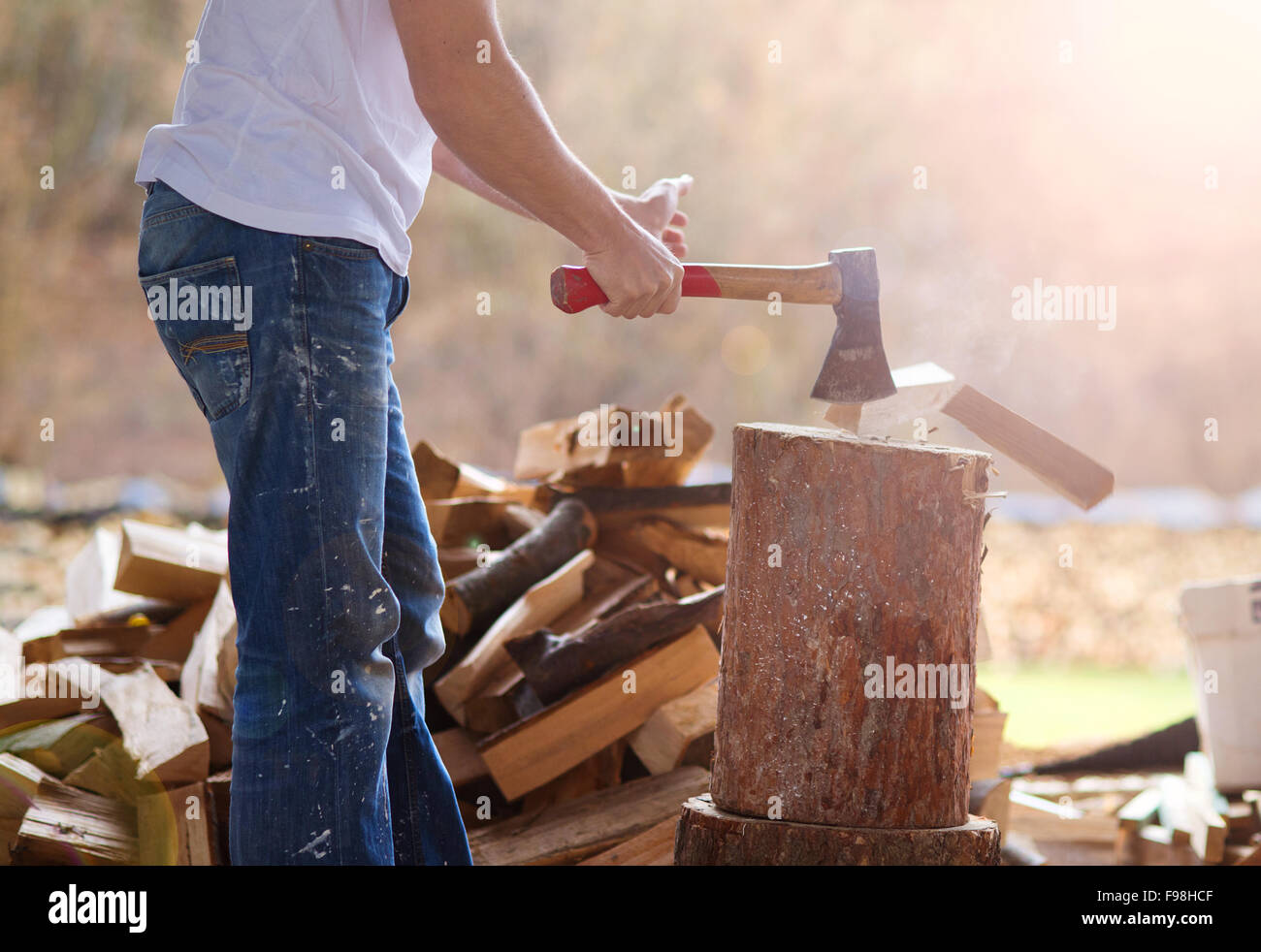 Mann, der baum mit axt hackt -Fotos und -Bildmaterial in hoher ...