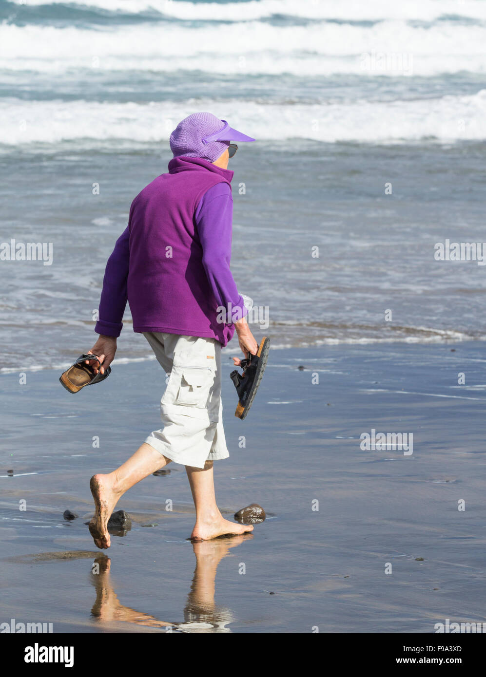 Frau barfuß wandern -Fotos und -Bildmaterial in hoher Auflösung – Alamy