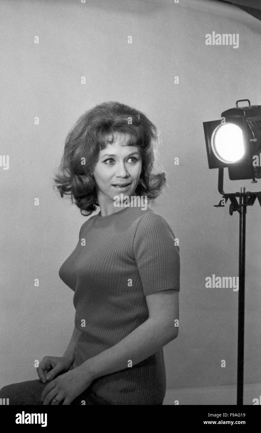 Die deutsche Sängerin und Plant Lotti Krekel, Deutschland 1960er Jahre. Deutsche Sängerin und ...