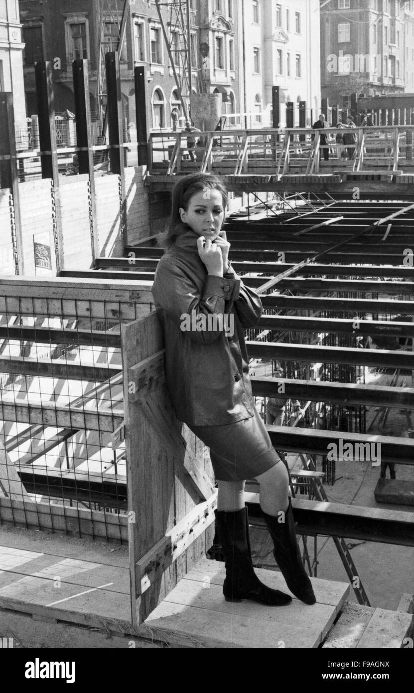 Emma peel Schwarzweiß-Stockfotos und -bilder - Alamy