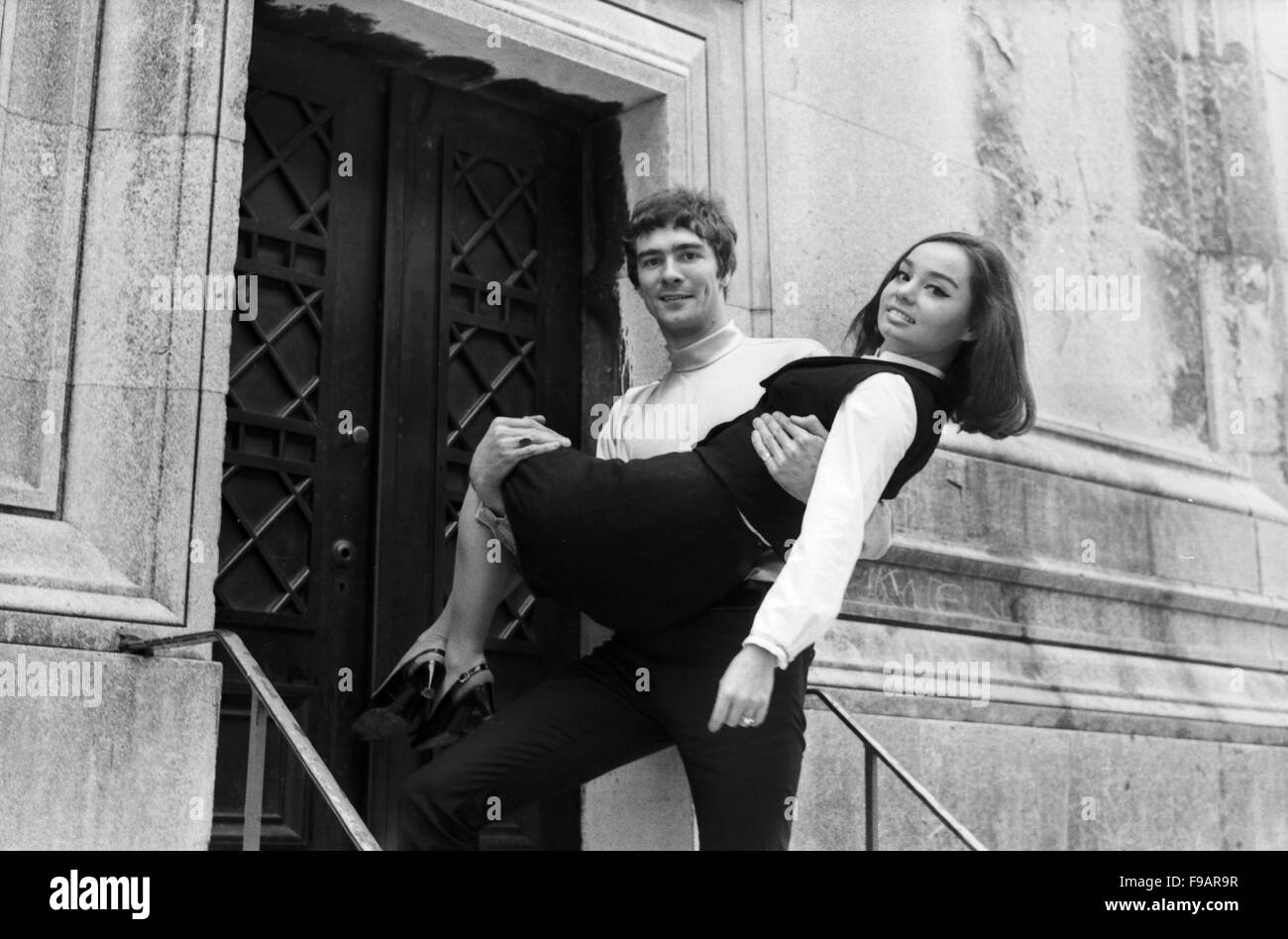 Der britischen Popsänger Don Fardon Und Fotomodell Regina Latone in ...