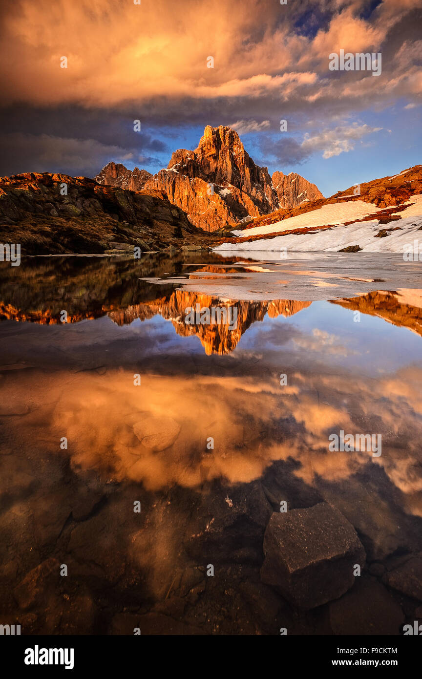 Paesaggio con un mulino nel lago di montagna -Fotos und -Bildmaterial in hoher Auflösung – Alamy