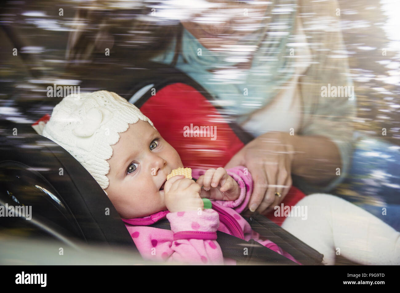 Mutter babysitz -Fotos und -Bildmaterial in hoher Auflösung – Alamy