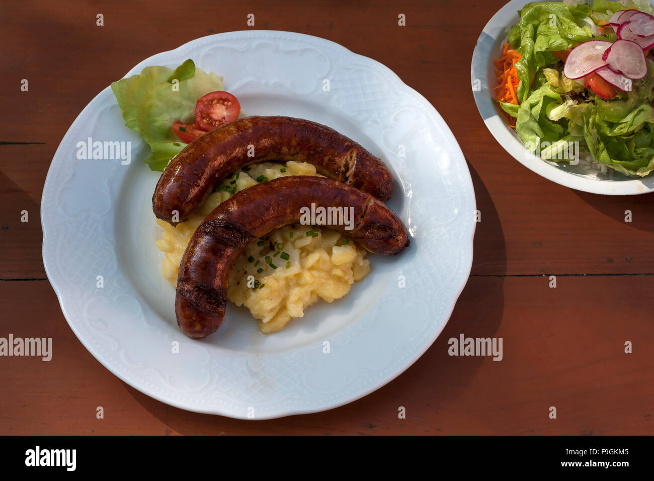 Fränkische gegrillte Würstchen, Bratwurst, Kartoffelsalat, Bayern ...