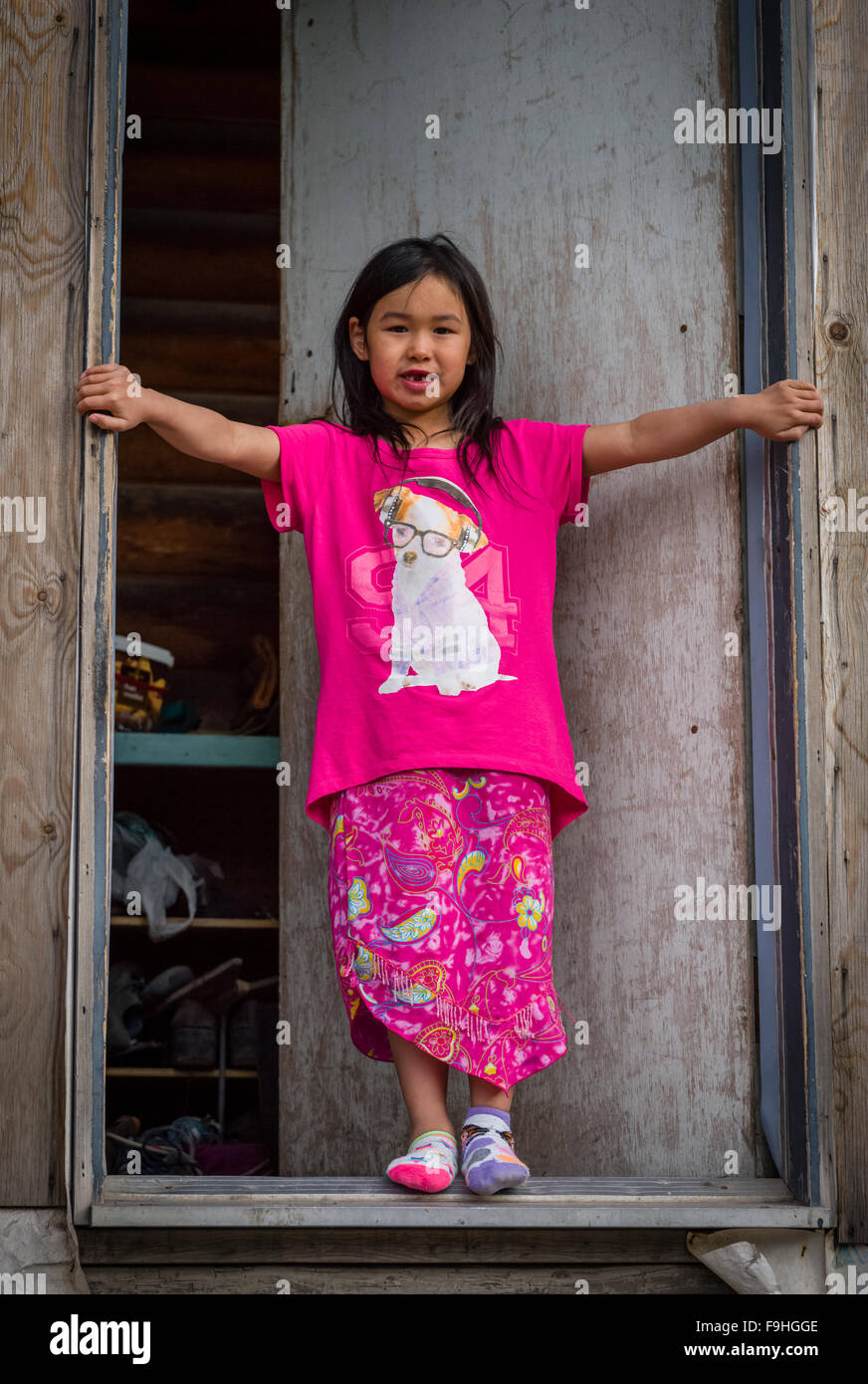 INUIT YOUNG GIRL ARCTIC BAY BAFFIN ISLAND KANADA Stockfotografie - Alamy