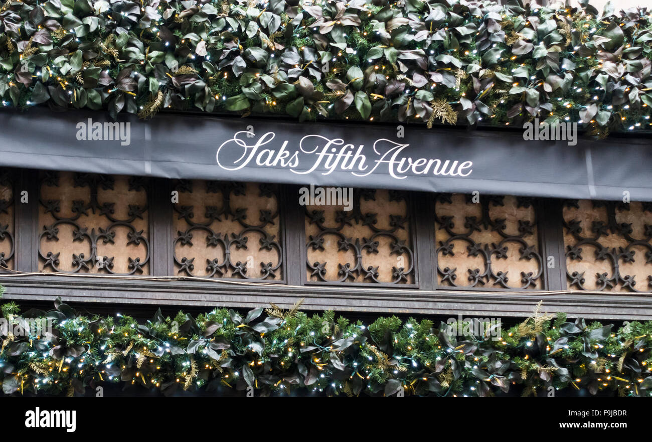 Symbol der Saks Fifth Avenue in New York City Stockfotografie - Alamy