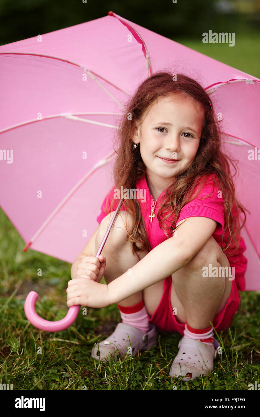 Porträt eines Mädchens mit einem Regenschirm Stockfotografie - Alamy