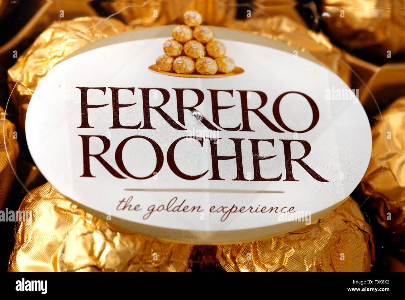 Schachtel mit ferrero rocher pralinen -Fotos und -Bildmaterial in hoher ...