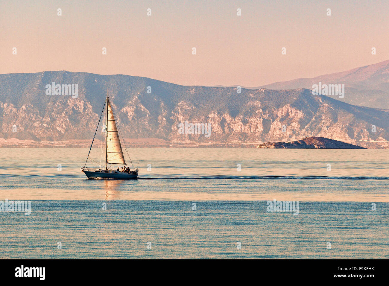 Segelboot auf see bei sonnenuntergang -Fotos und -Bildmaterial in hoher ...