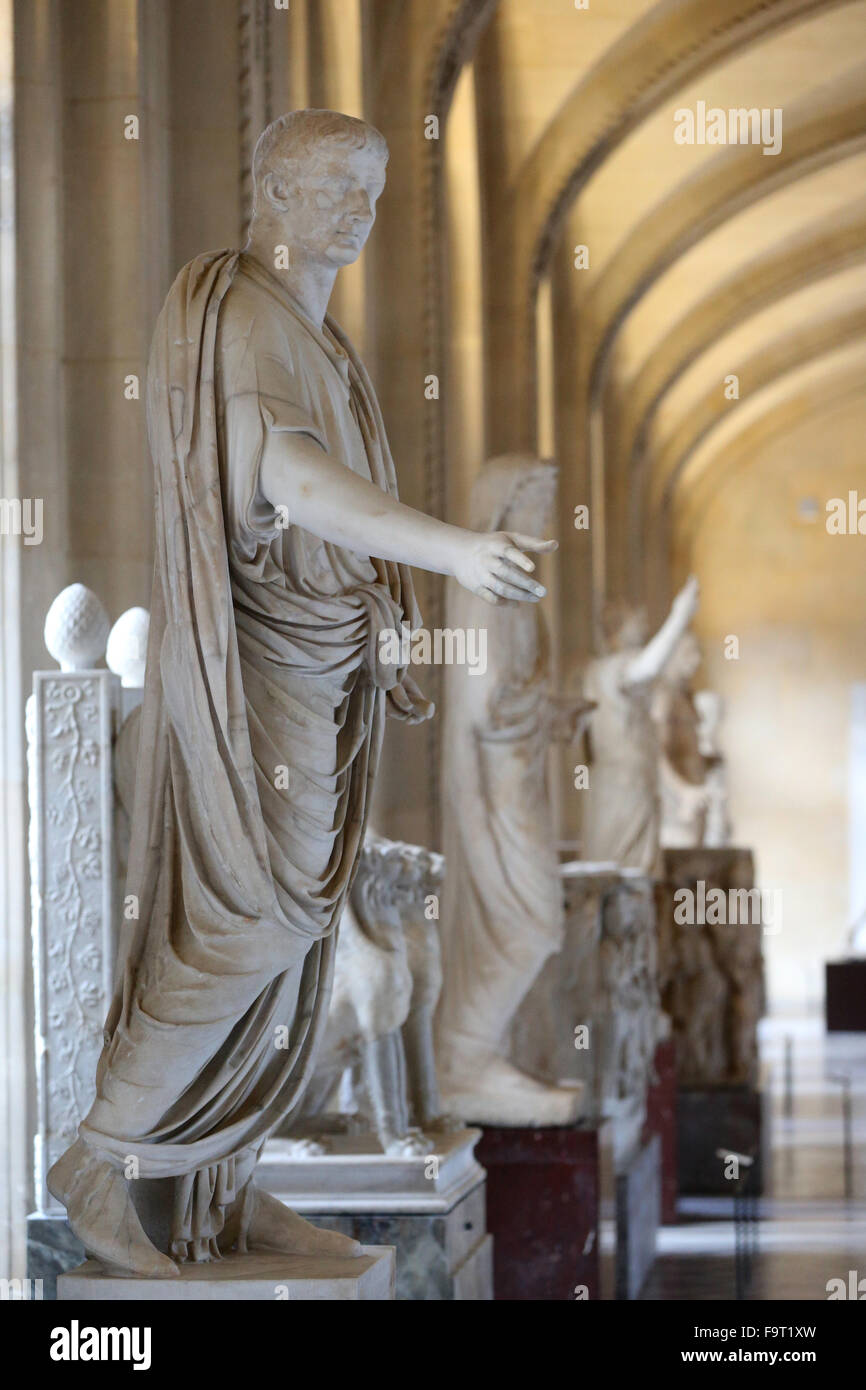 Das Louvre-Museum. Statue des Tiberius Stockfotografie - Alamy