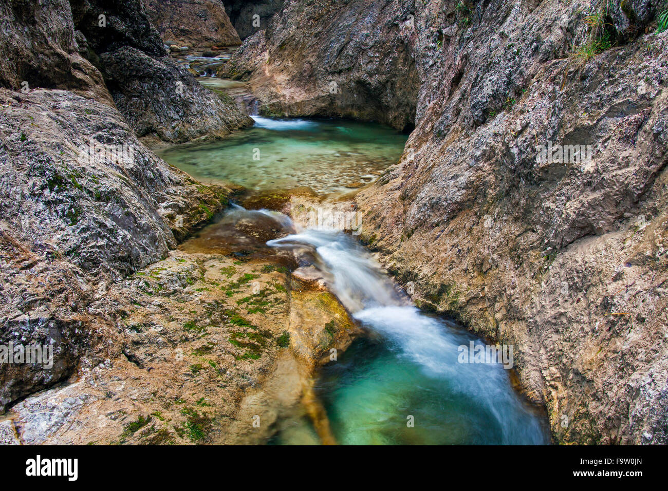 Wasserfall in den Fluss Almbach laufen durch die Almbachklamm-Schlucht ...