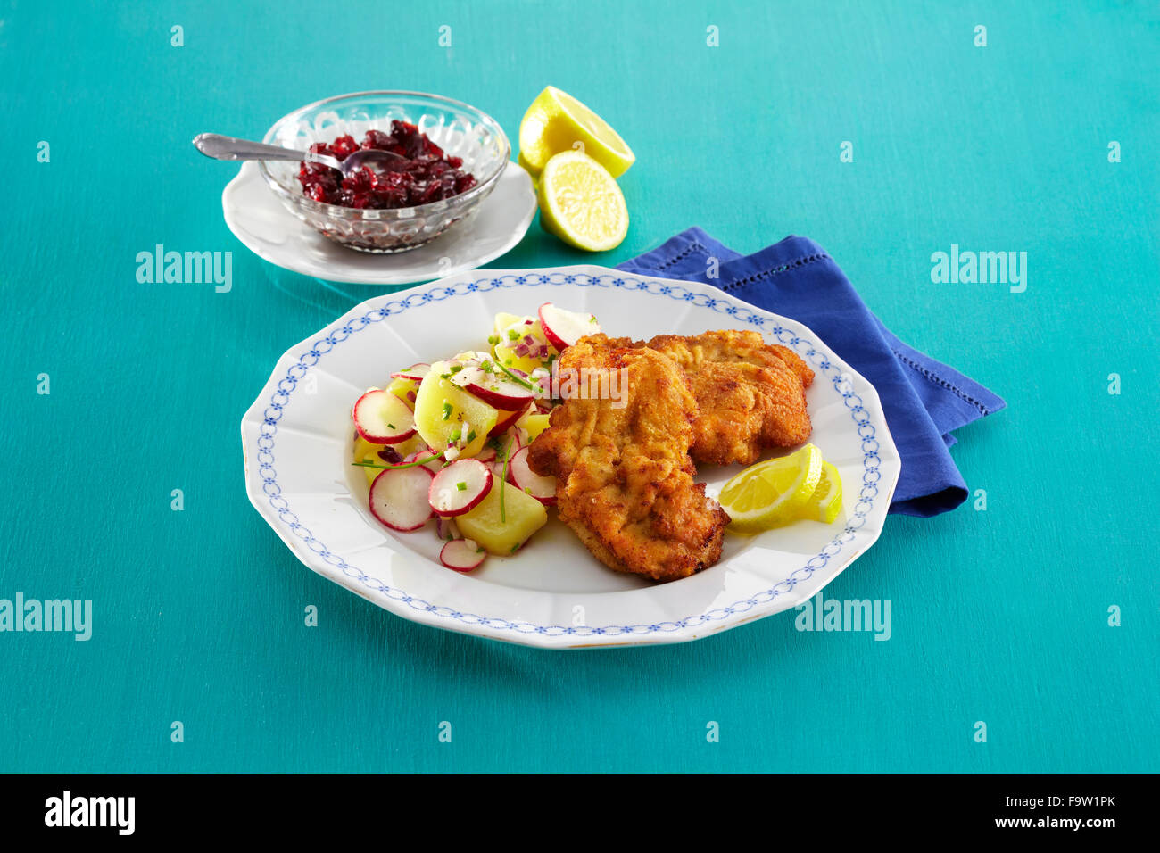Wiener Schnitzel mit Kartoffelsalat und Preiselbeeren + Schritte ...